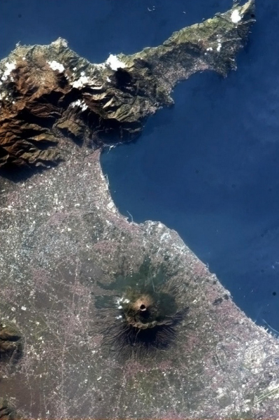 Neapol i Wezuwiusz widziane z pokładu ISS - 2