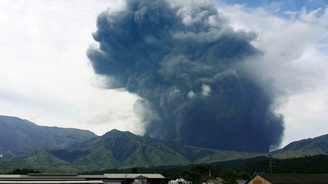 Japonia - Erupcja wulkanu Aso, popiół poleciał na 2 kilometry do góry