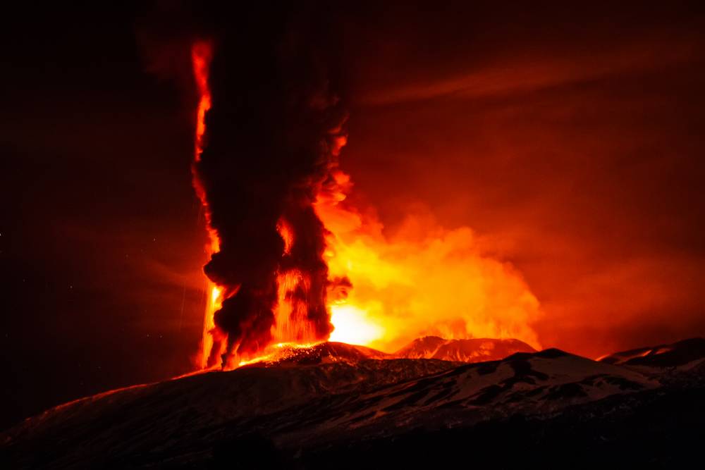 Po czwartkowej erupcji, Etna w piątek wybuchła po raz drugi. Do ...