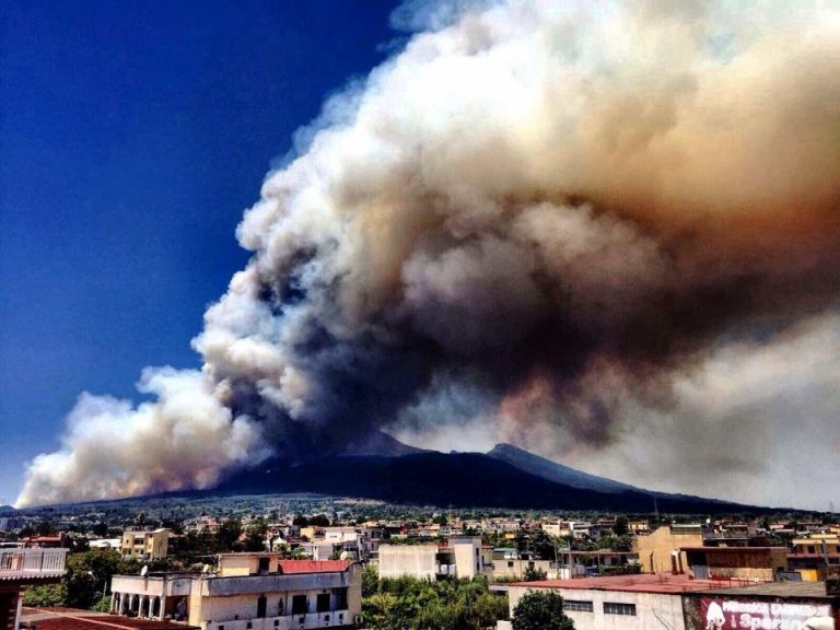 Chmura dymu nad wulkanem Wezuwiusz