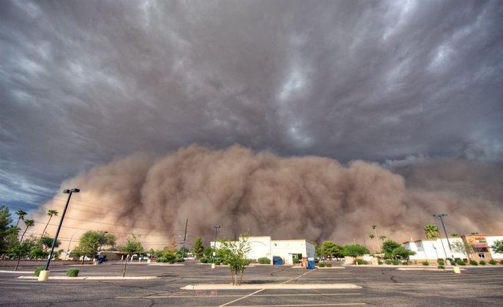 Potężna burza piaskowa przeszła przez kilka miejscowości na południe od ...