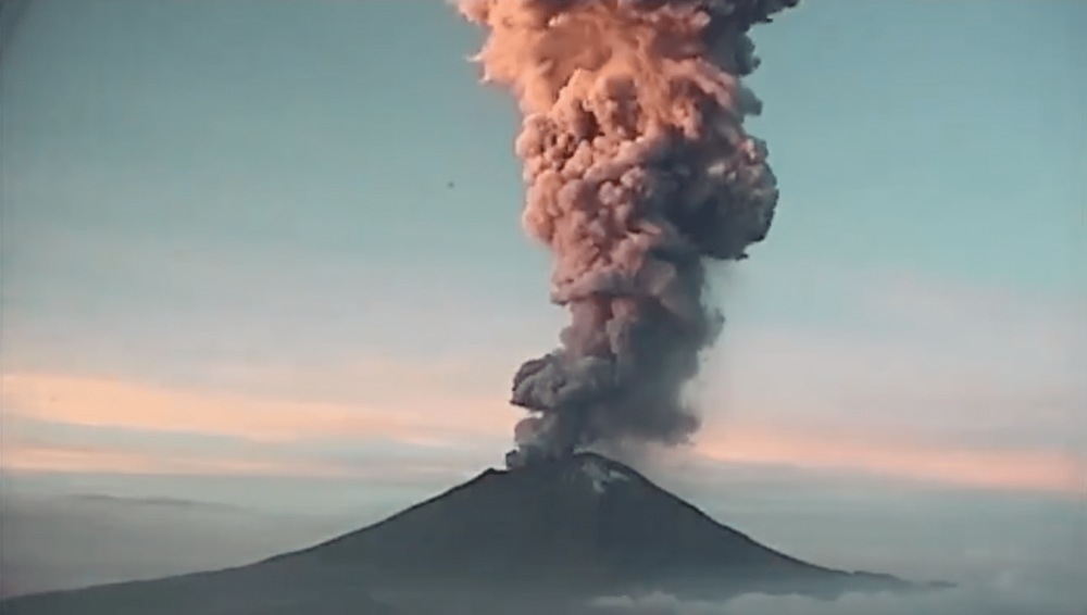 Erupcja wystrzeliła pióropusz materiału wulkanicznego na wysokość około ...